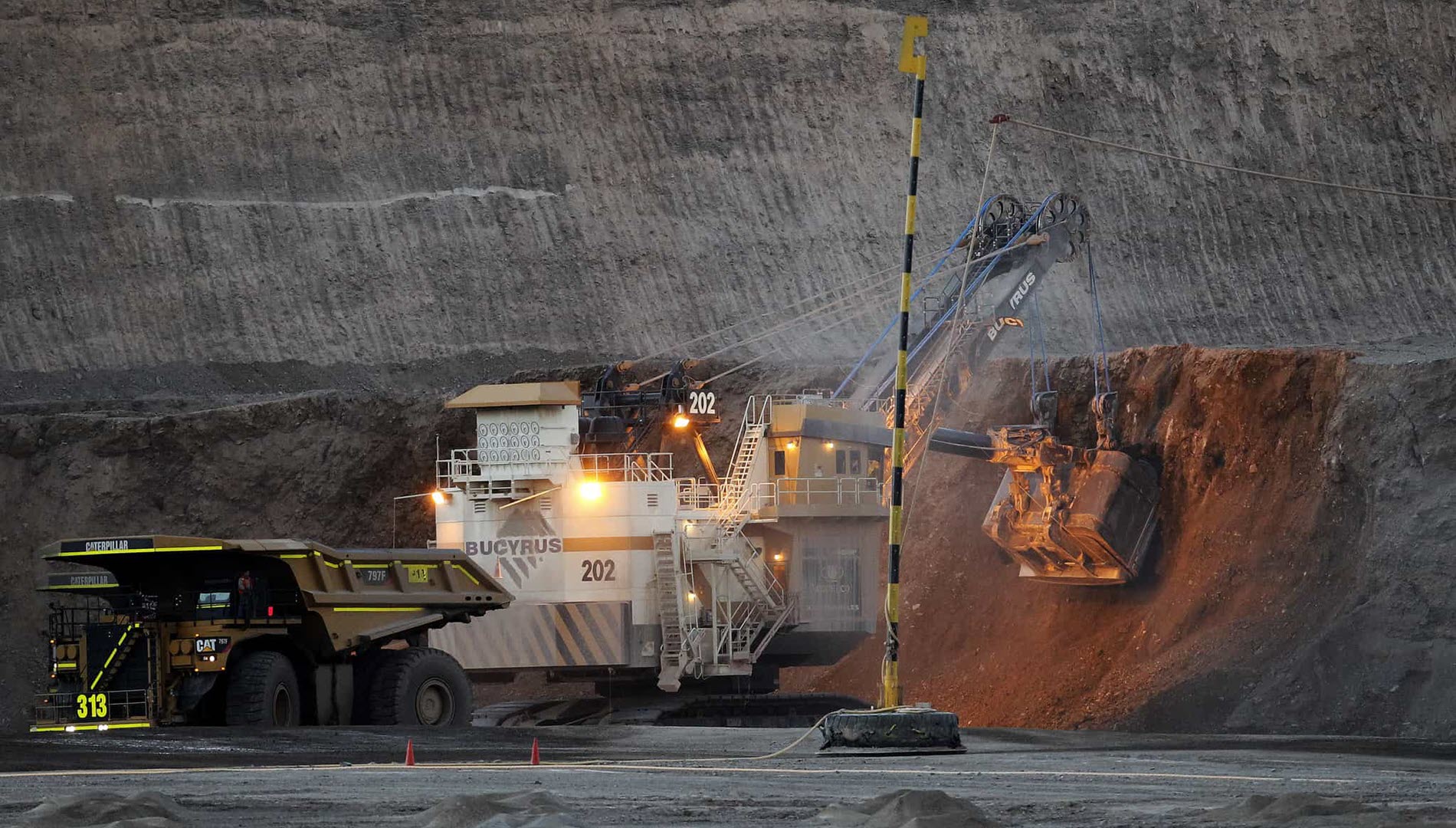 Los derechos de las mujeres frente a las industrias extractivas - RLIE